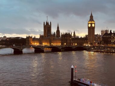 Using Your US Cell Phone in London | TechBuzz by AT&T